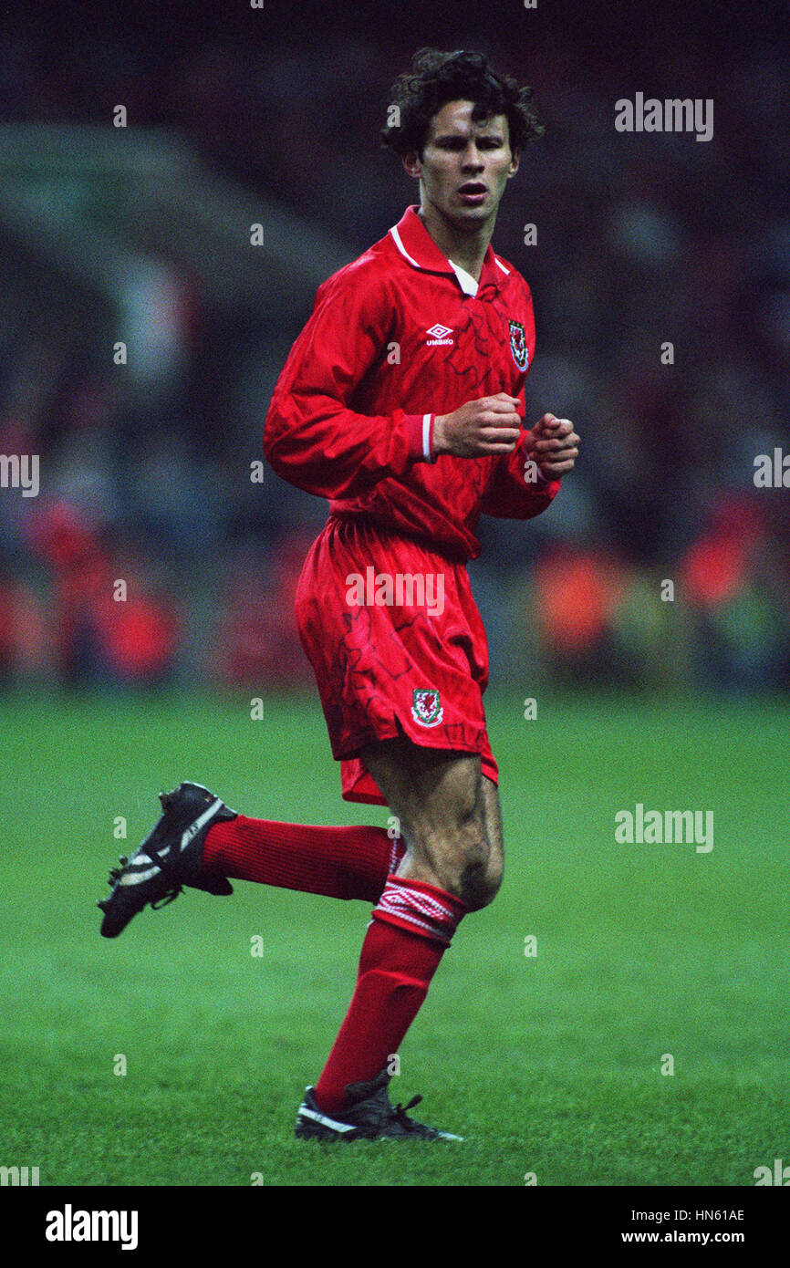 Ryan giggs wales 1993 hi-res stock photography and images - Alamy