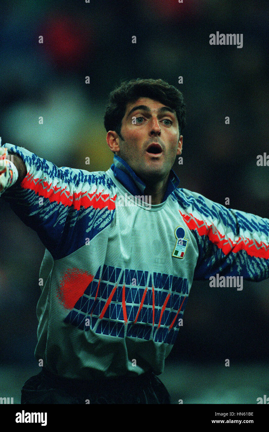GIANLUCA PAGLIUCA ITALY & SAMPDORIA FC 25 November 1993 Stock Photo - Alamy