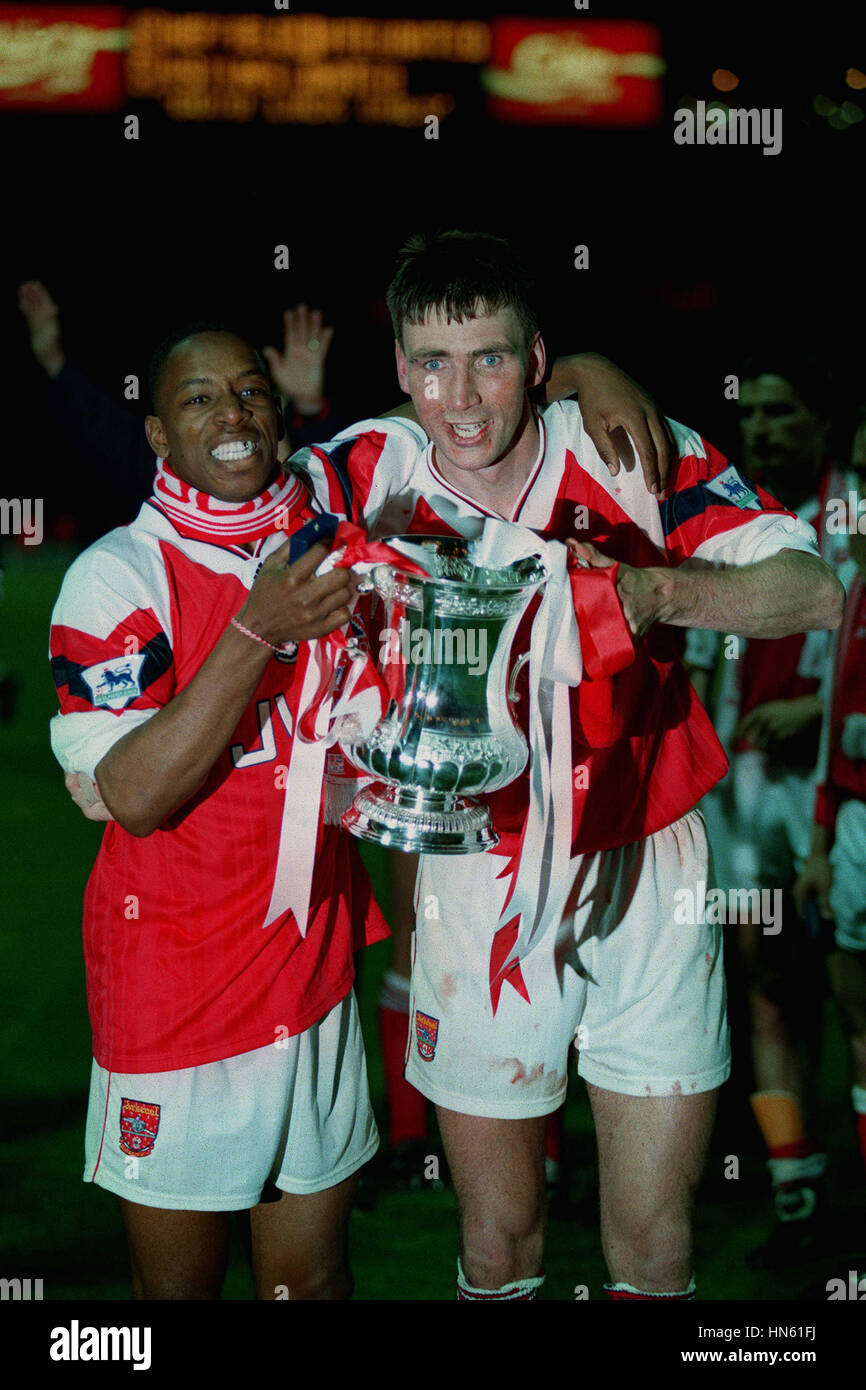 IAN WRIGHT & ANDY LINIGHAN WITH FA CUP 1993 20 May 1993 Stock Photo - Alamy