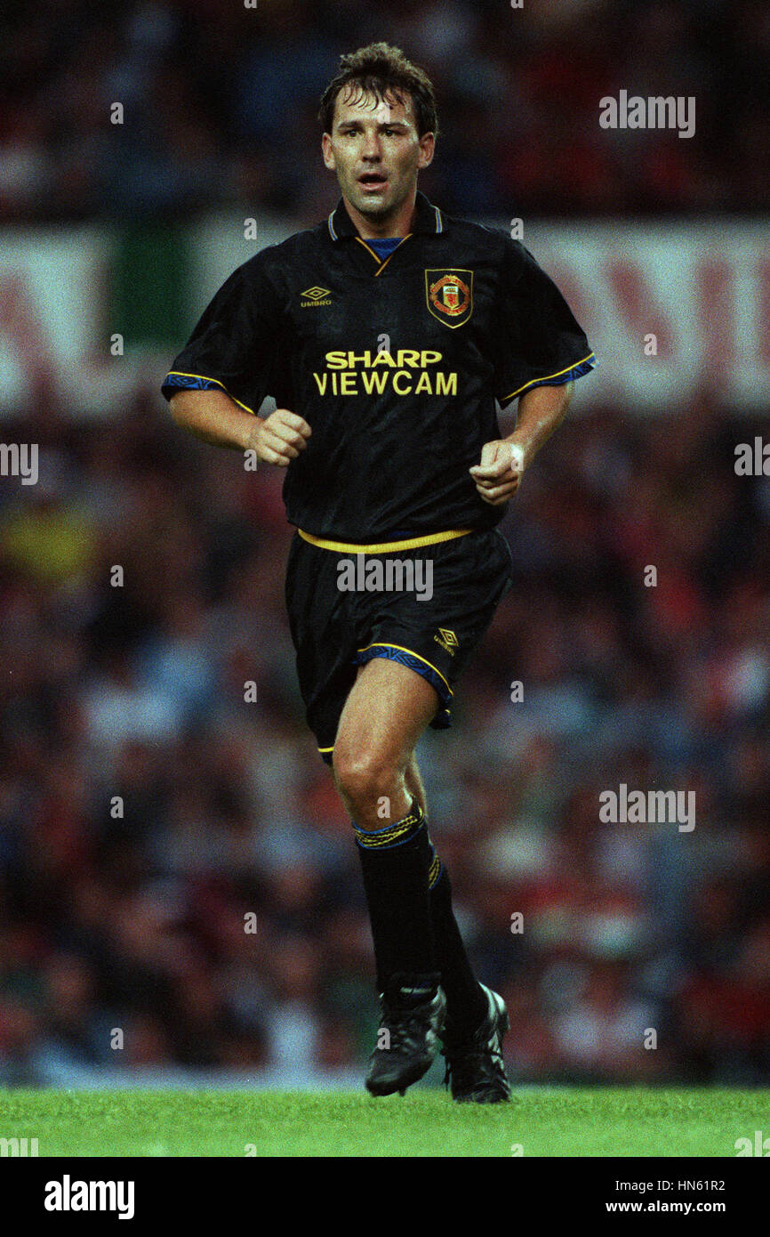 BRYAN ROBSON MANCHESTER UNITED FC 04 August 1993 Stock Photo - Alamy