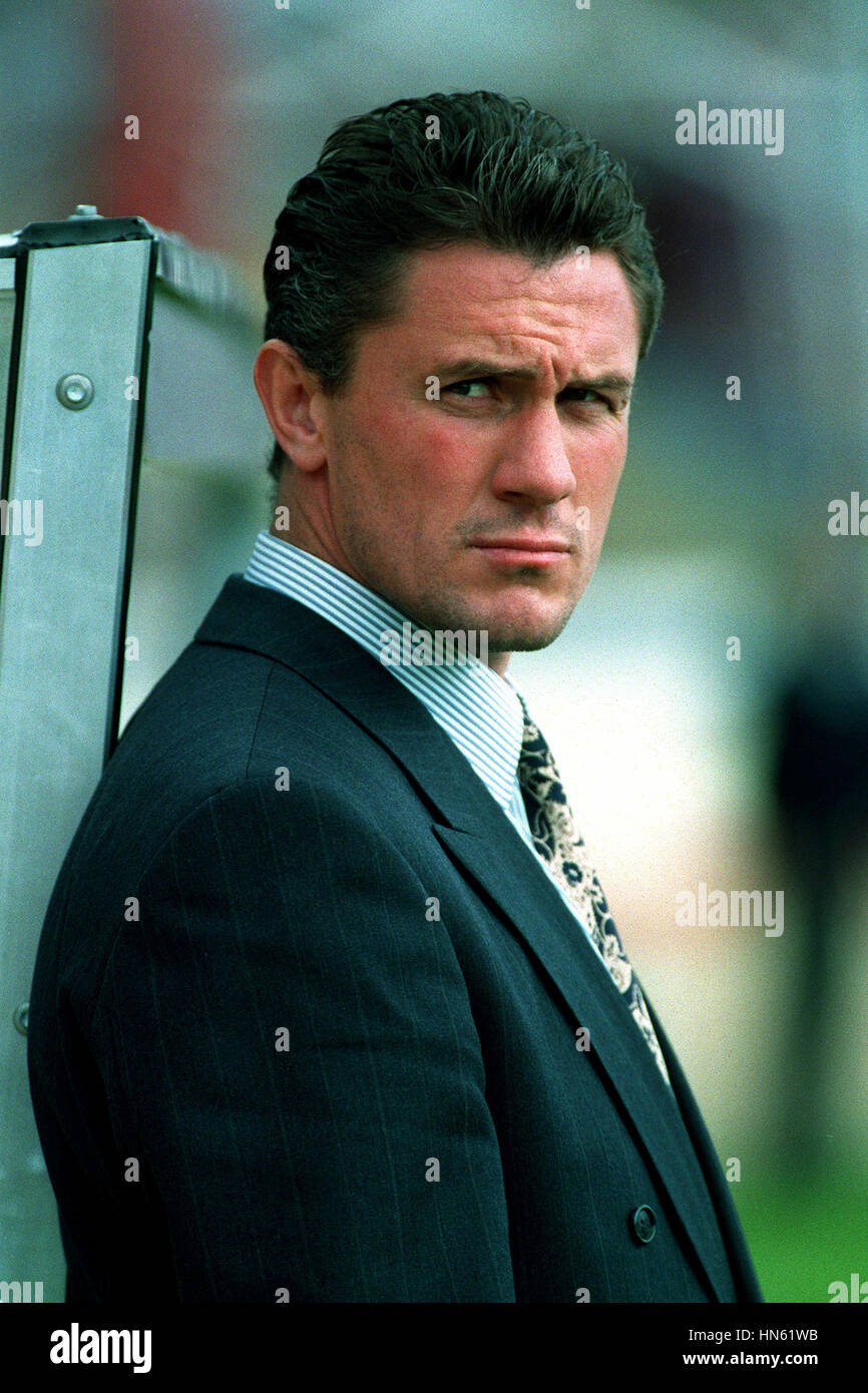 SIMON STANINROD DUNDEE FC MANAGER 24 August 1993 Stock Photo - Alamy