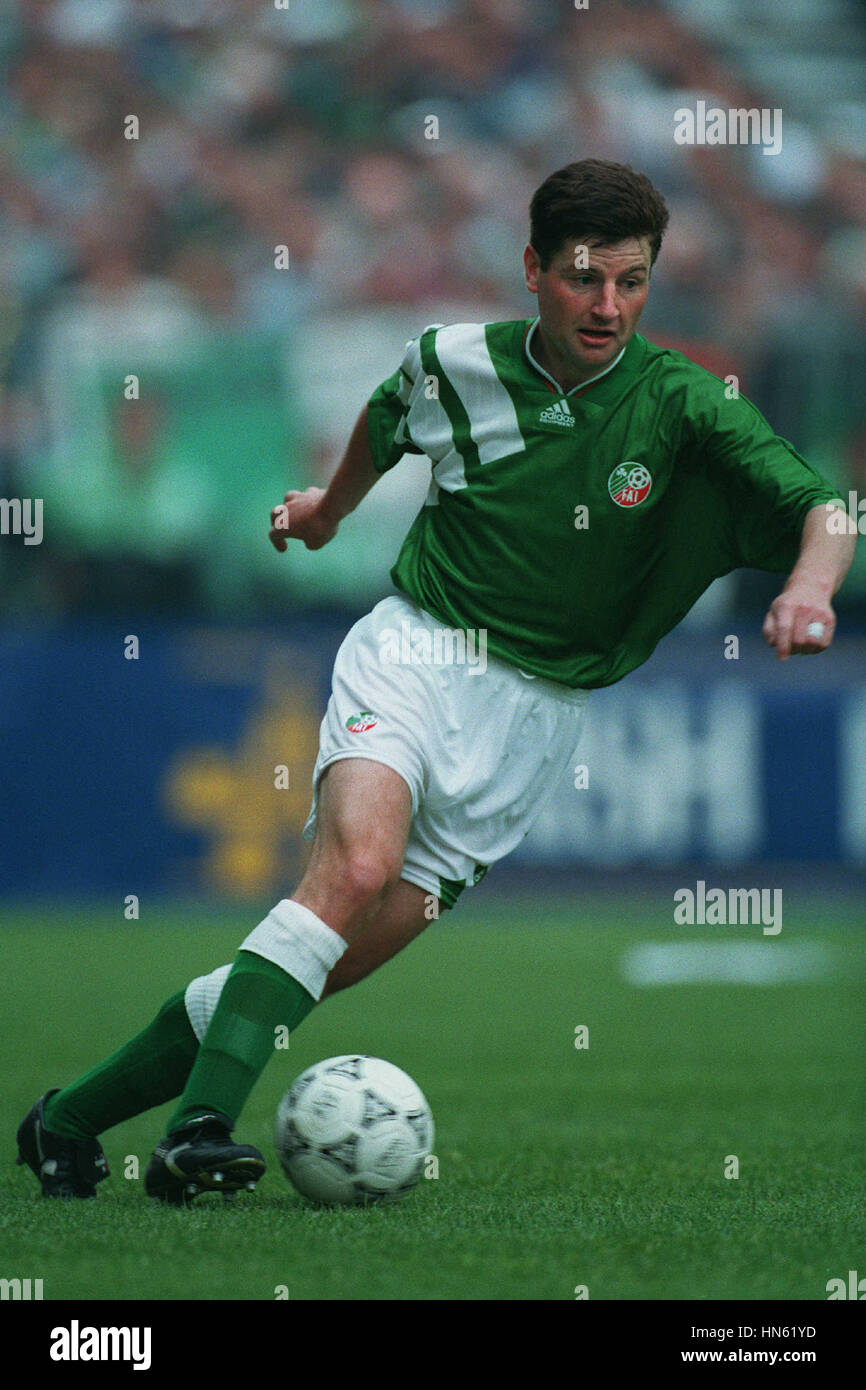 DENIS IRWIN EIRE & MANCHESTER UNITED FC 12 September 1993 Stock Photo ...