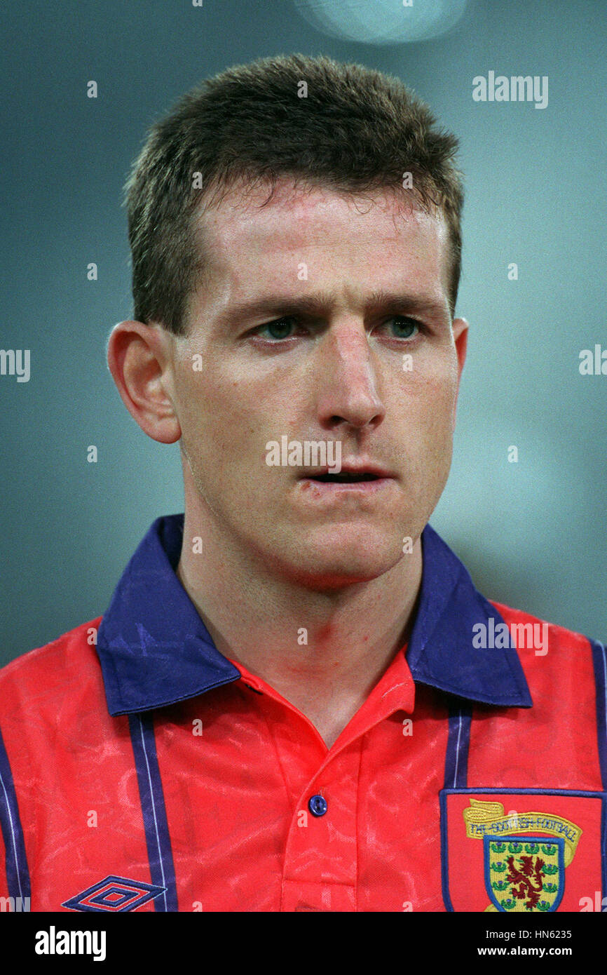 BRIAN IRVINE SCOTLAND & ABERDEEN FC 14 October 1993 Stock Photo - Alamy