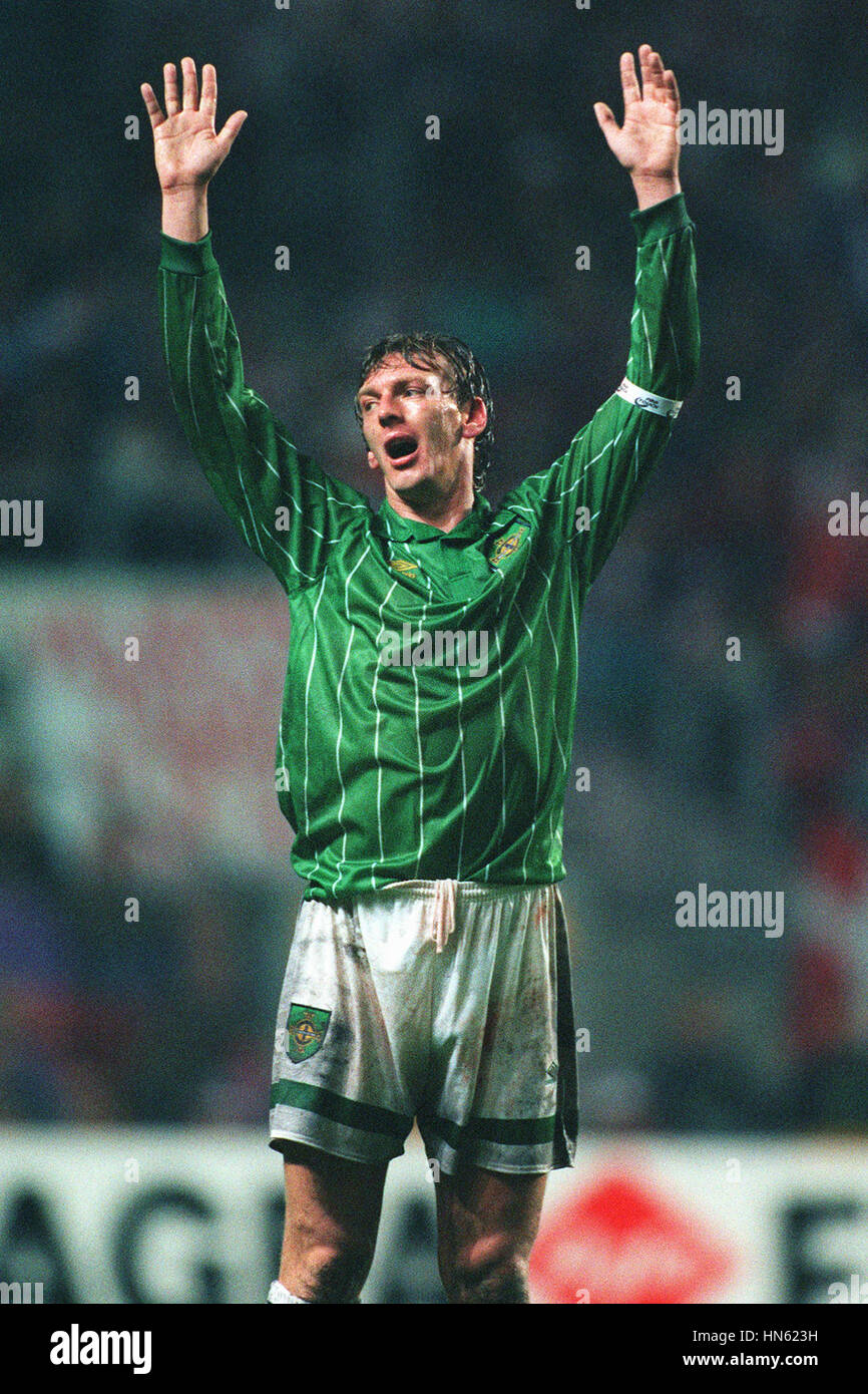 ALAN MCDONALD NORTHERN IRELAND & QPR FC 16 October 1993 Stock Photo - Alamy