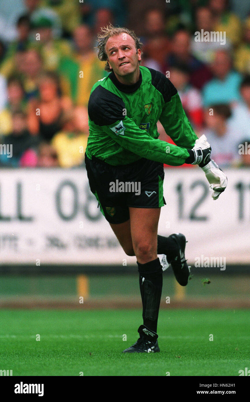 BRYAN GUNN NORWICH CITY FC 17 August 1993 Stock Photo - Alamy