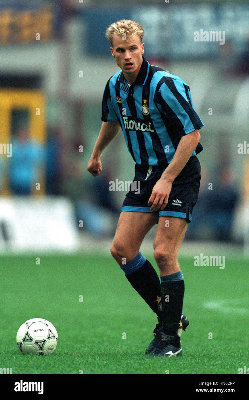 DENNIS BERGKAMP INTER MILAN FC 28 September 1993 Stock Photo - Alamy