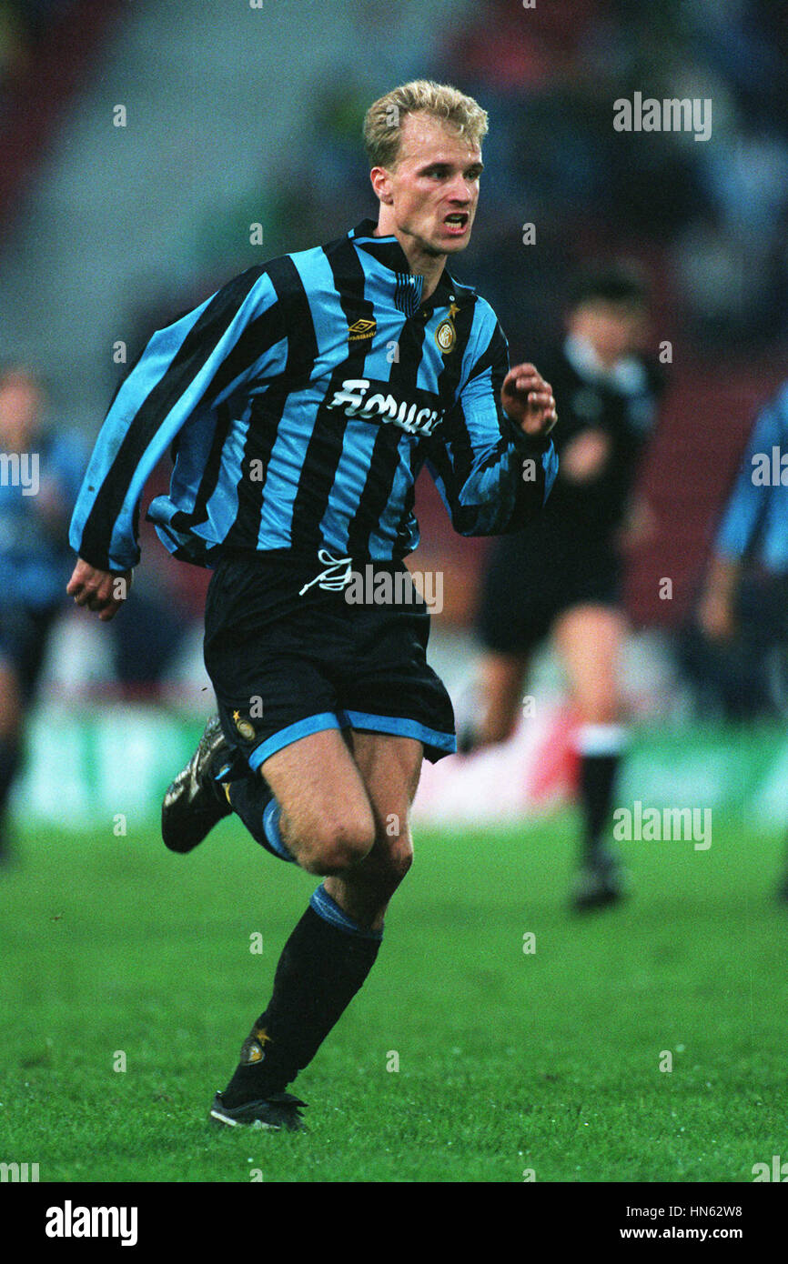 DENNIS BERGKAMP INTER MILAN FC 26 October 1993 Stock Photo - Alamy