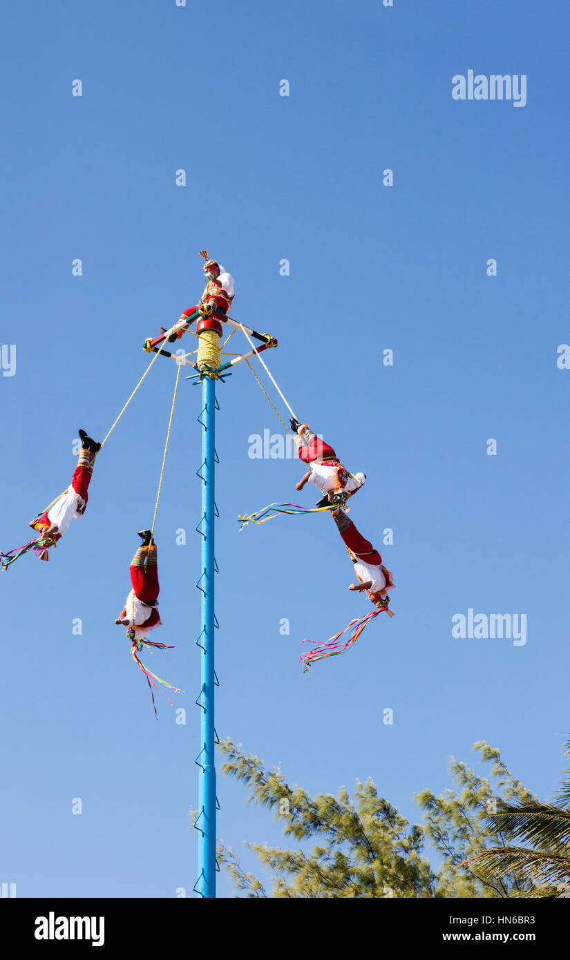 Traditional Mexican dancers - Papantla flyers - Voladores de Papantla ...