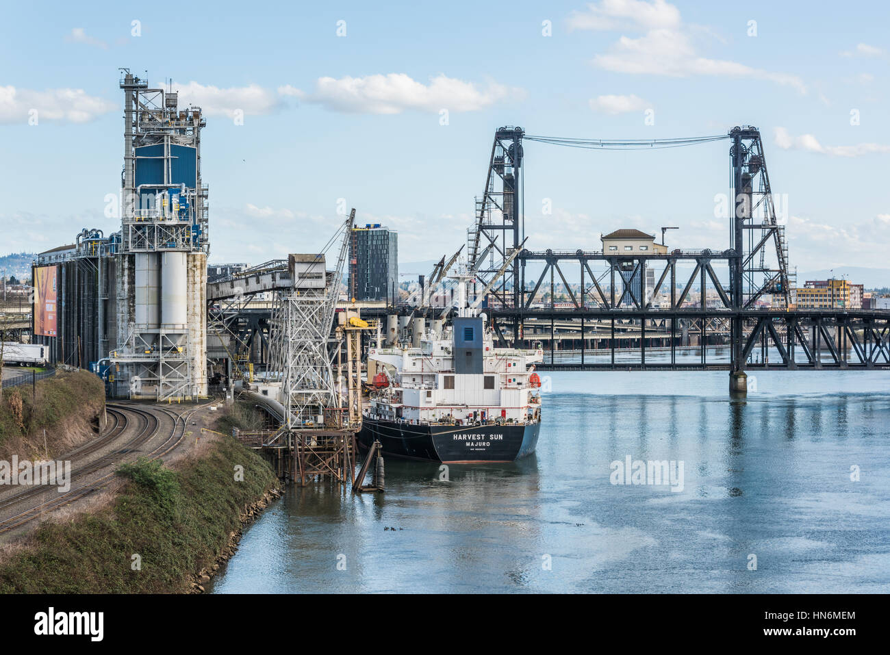 Port of portland willamette columbia hi-res stock photography and ...