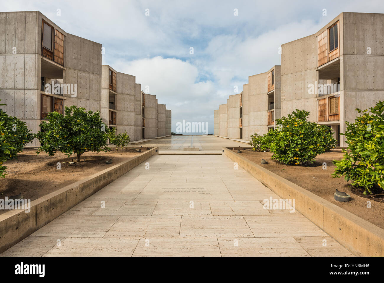Symmetrical architecture hi-res stock photography and images - Alamy