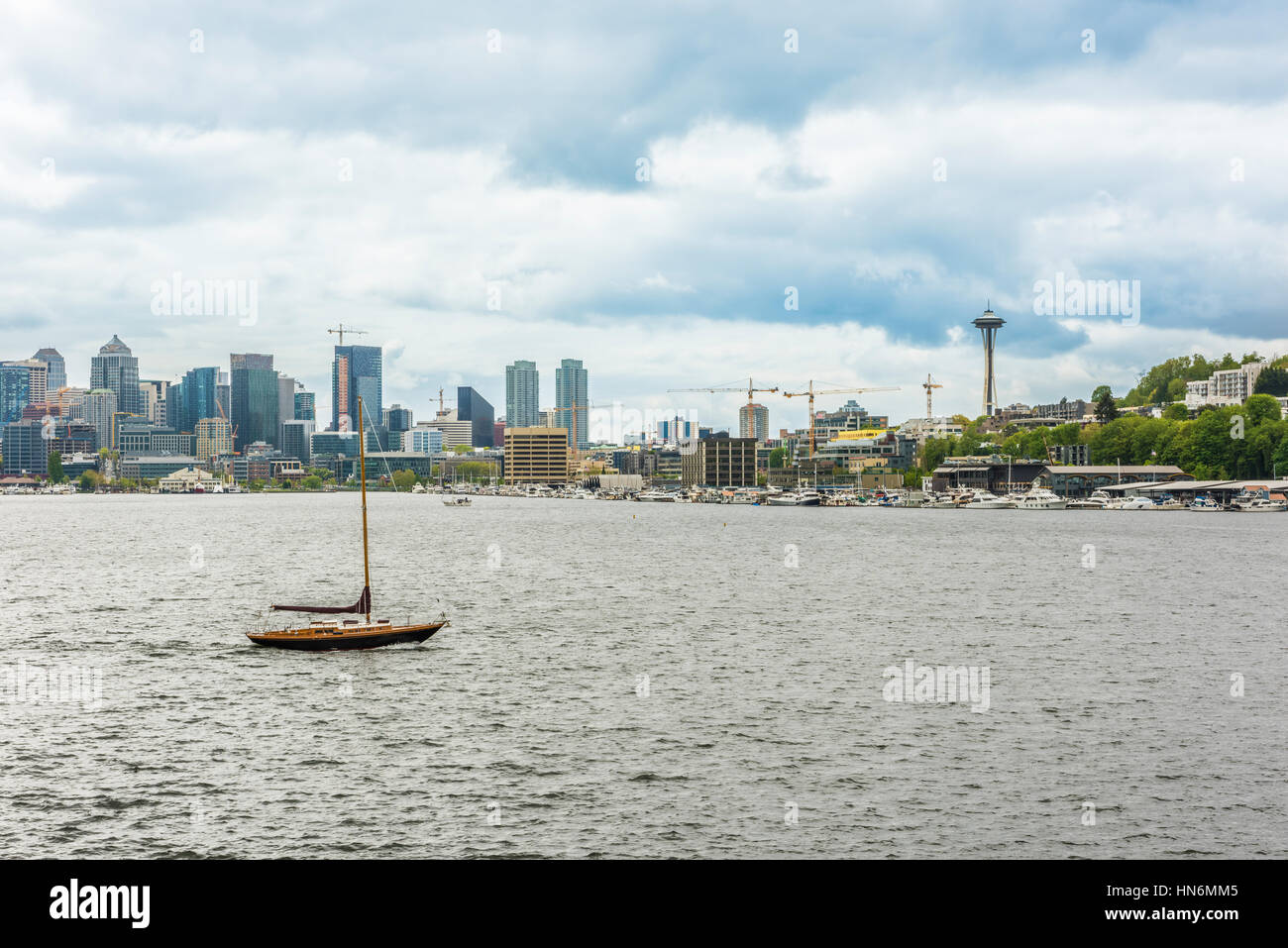 Seattle skyline space needle weather hi-res stock photography and ...