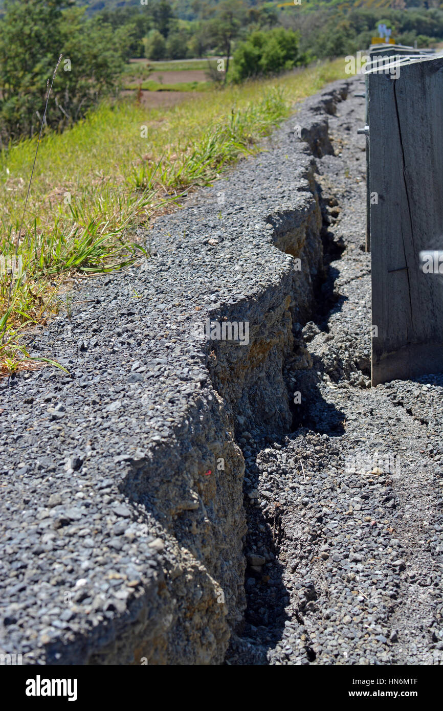 Crack after earthquake hi-res stock photography and images - Alamy