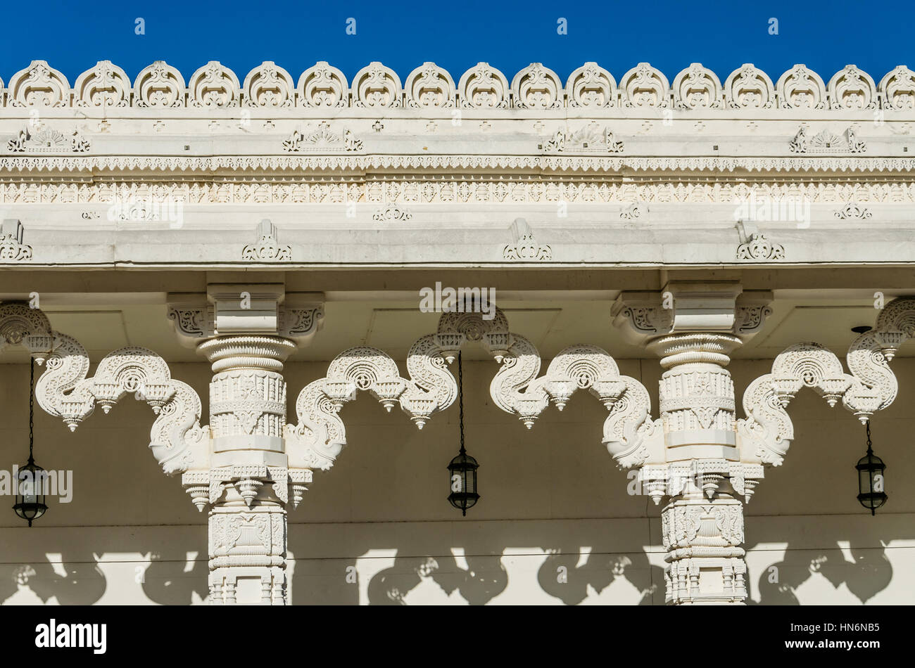 Detailed ornament on the wall of a Hindu temple with columns Stock ...