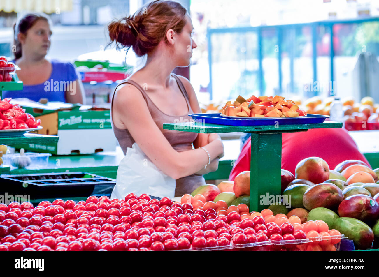 Handing Out Food Stock Photos & Handing Out Food Stock Images - Alamy
