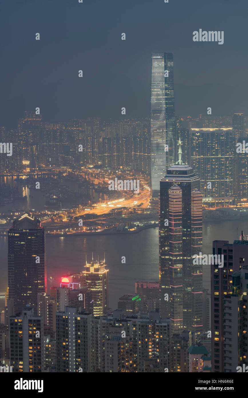 Dusk harbor kowloon hong kong skyline victoria harbour city hi-res ...