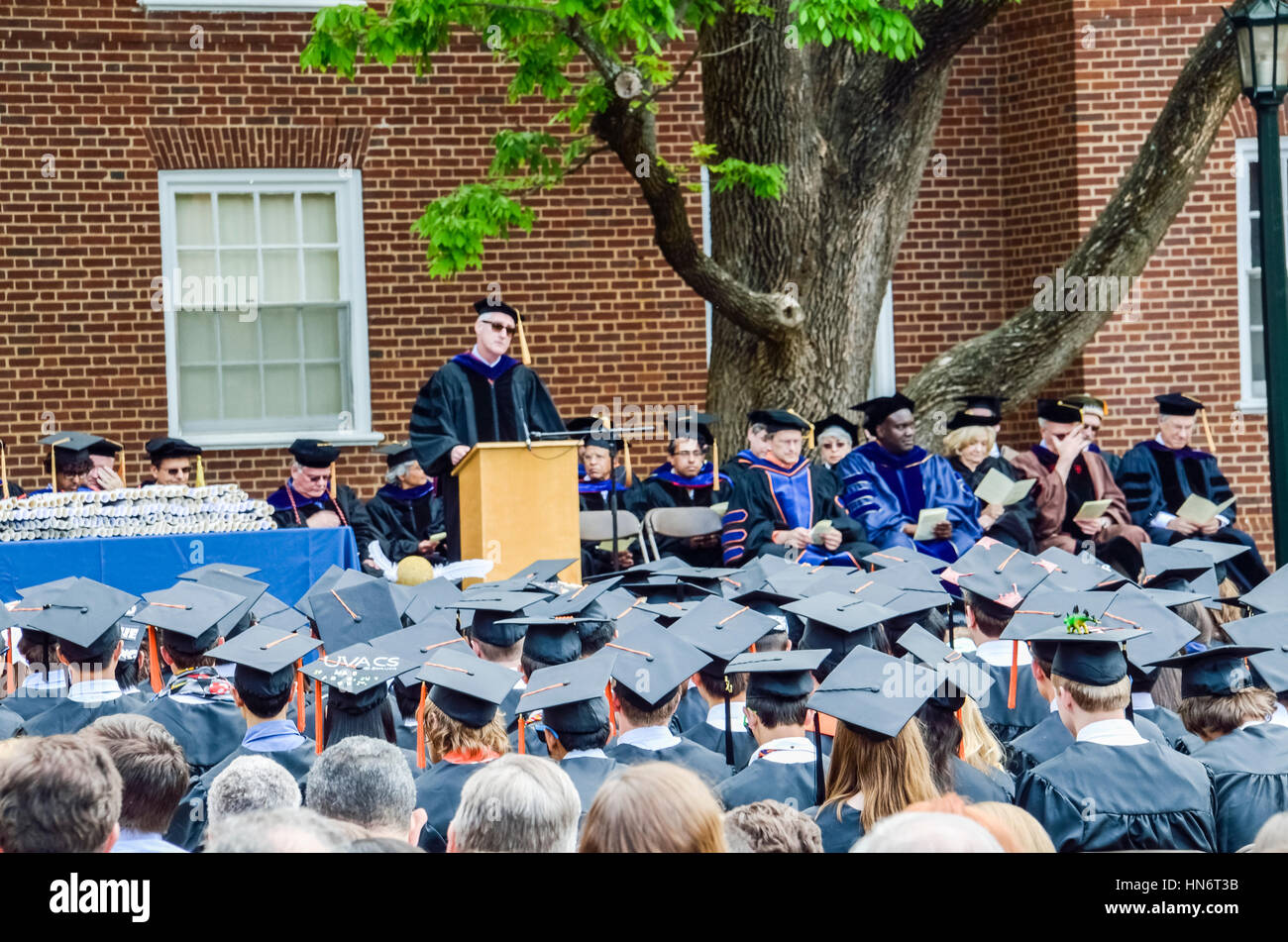 College graduation ceremony crowd hi-res stock photography and images ...