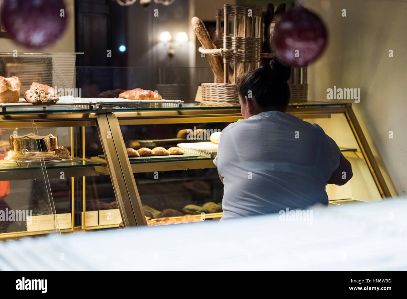 Woman selling goods outside hi-res stock photography and images - Alamy