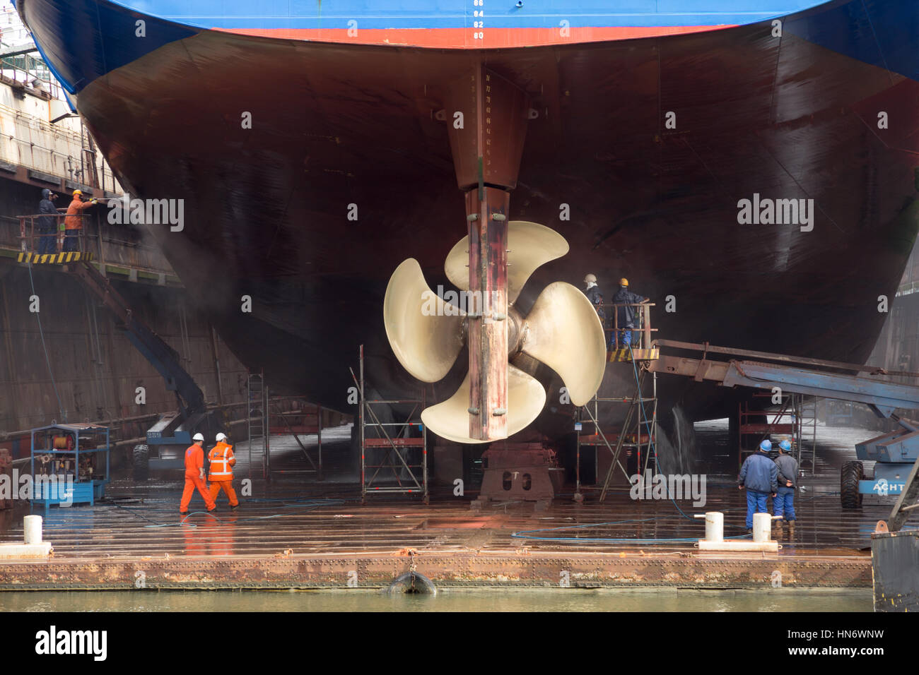 Dock workers working repair ship hi-res stock photography and images ...