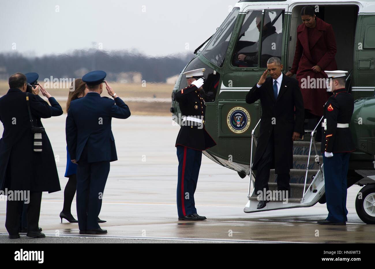 President obama saluting troops hi-res stock photography and images - Alamy