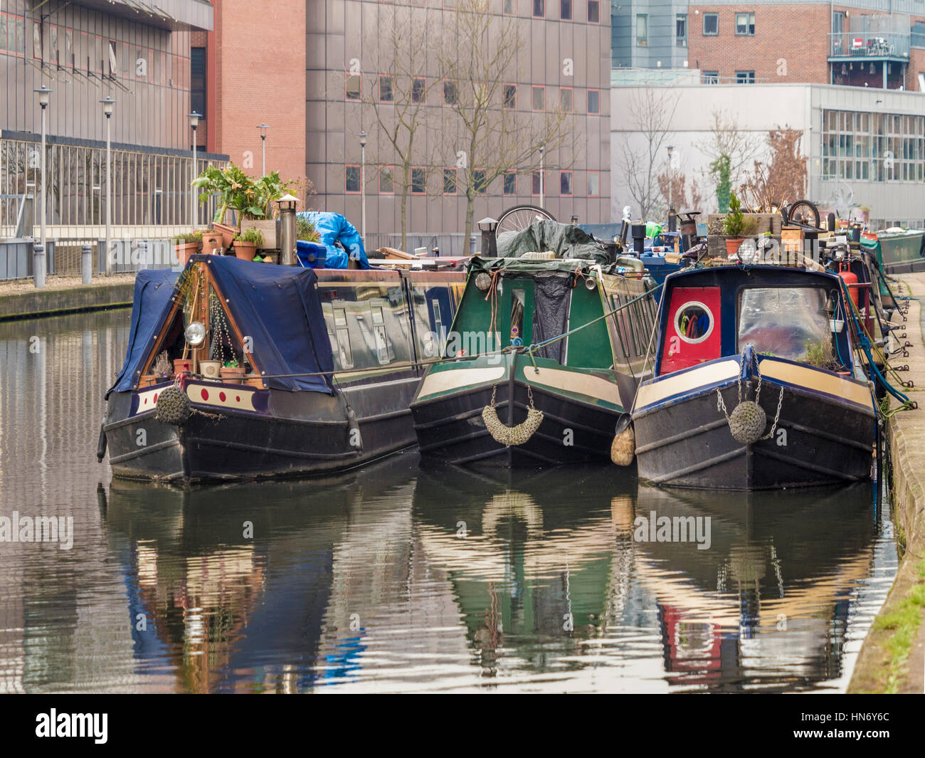 Boats along london canal hi-res stock photography and images - Alamy