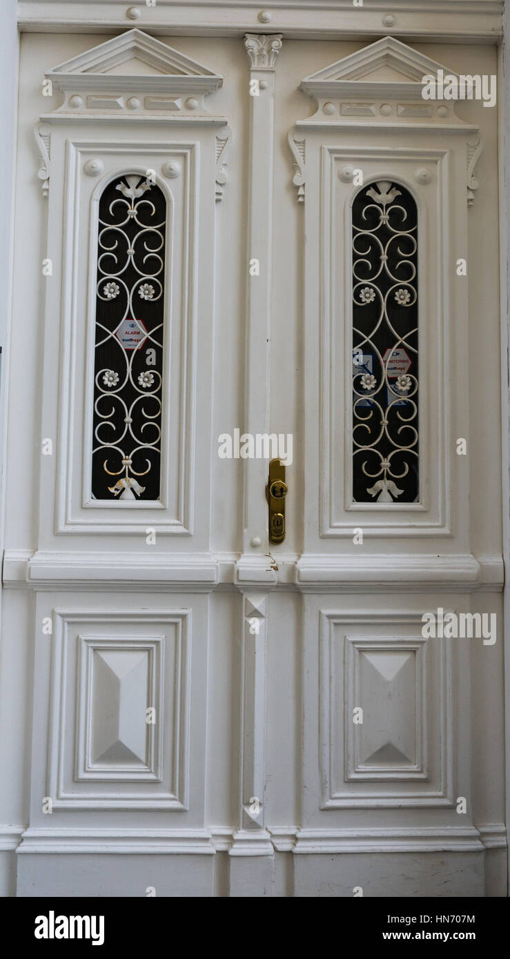 Large white house set hi-res stock photography and images - Alamy