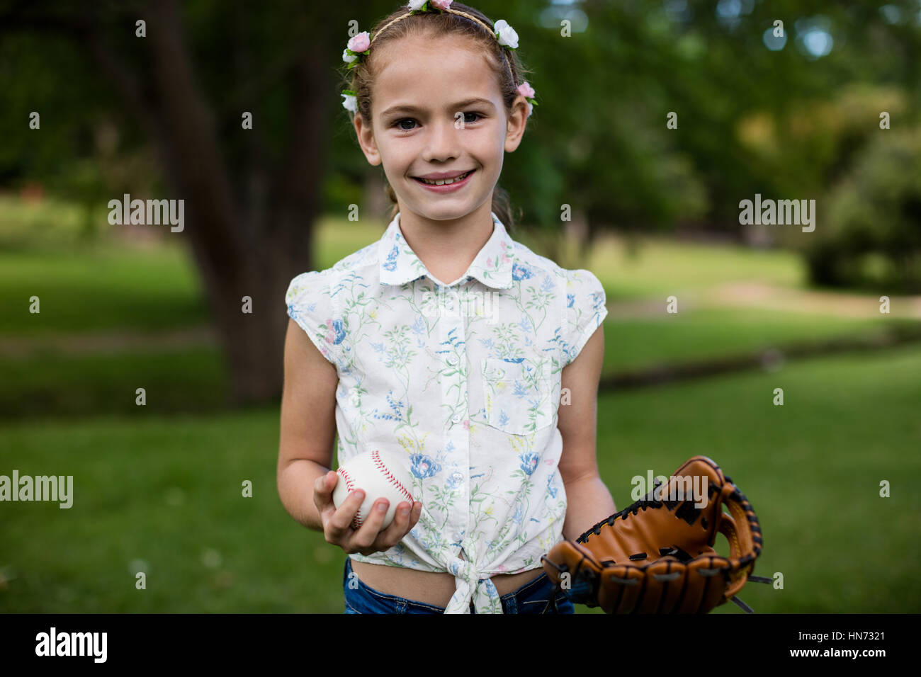 Child baseball glove girl hi-res stock photography and images - Alamy
