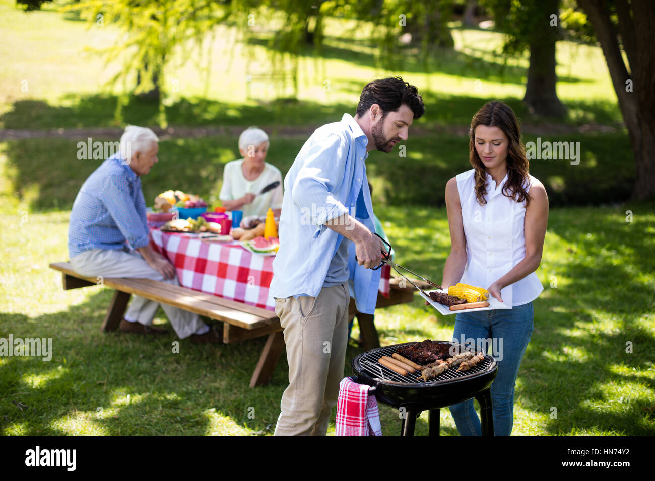 Barbeque in park hi-res stock photography and images - Alamy