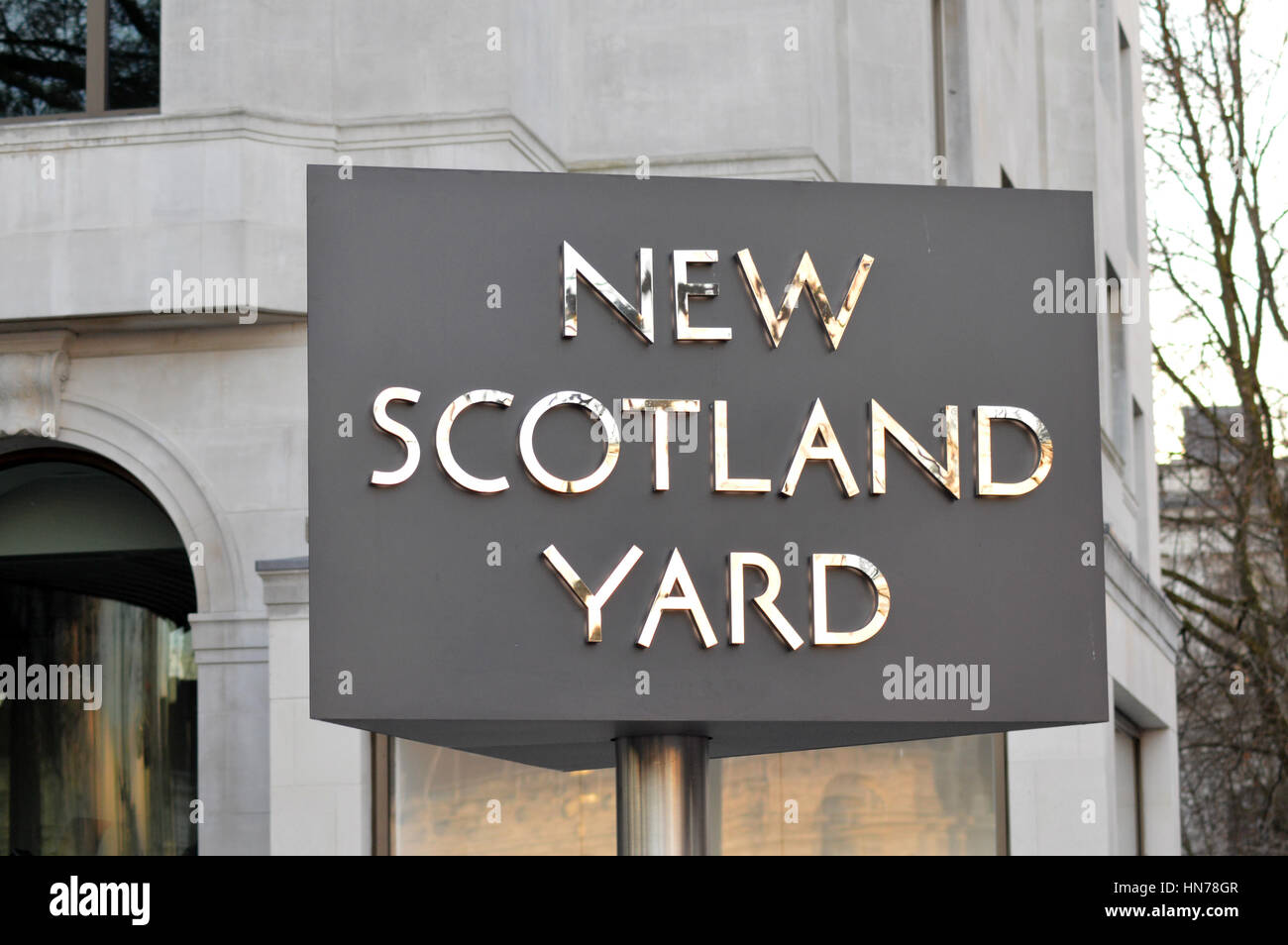 Scotland yard london sign hi-res stock photography and images - Alamy