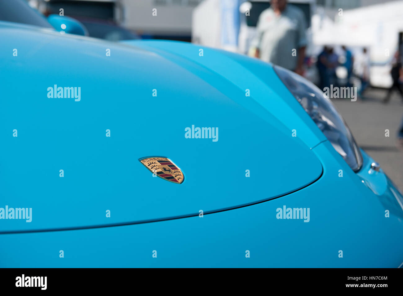 Porsche logo hi-res stock photography and images - Alamy