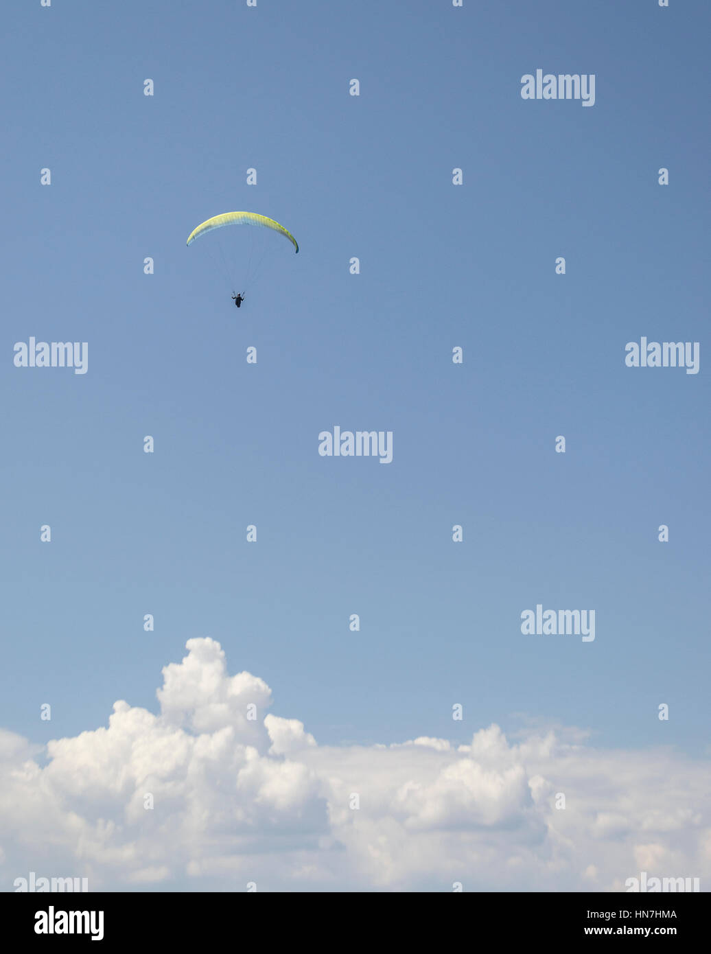 Parachute landing fall hi-res stock photography and images - Alamy