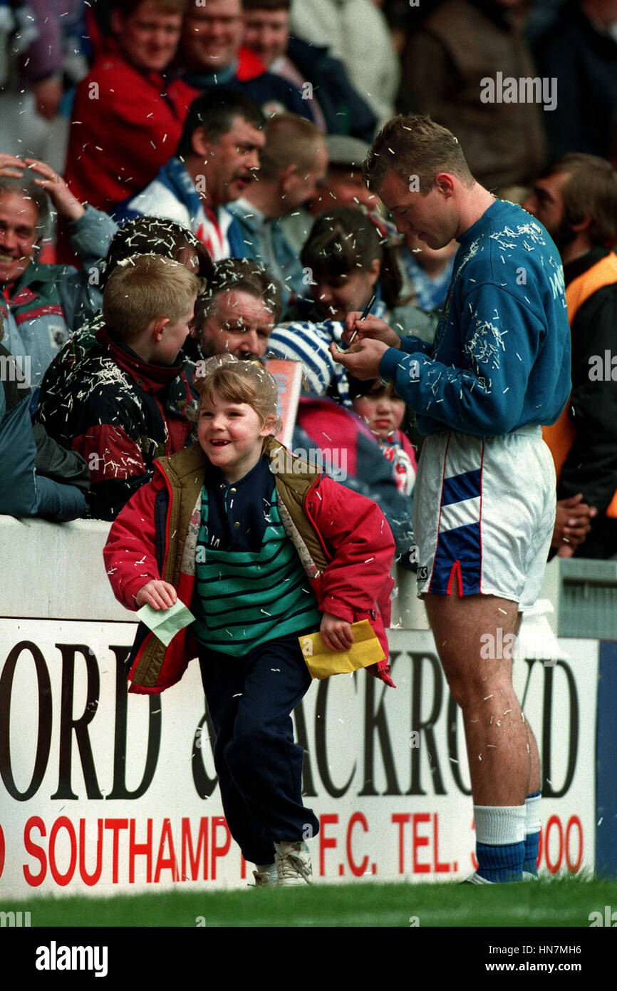 ALAN SHEARER SIGNS AUTOGRAPH FOR BLACKBURN FAN 20 April 1994 Stock ...