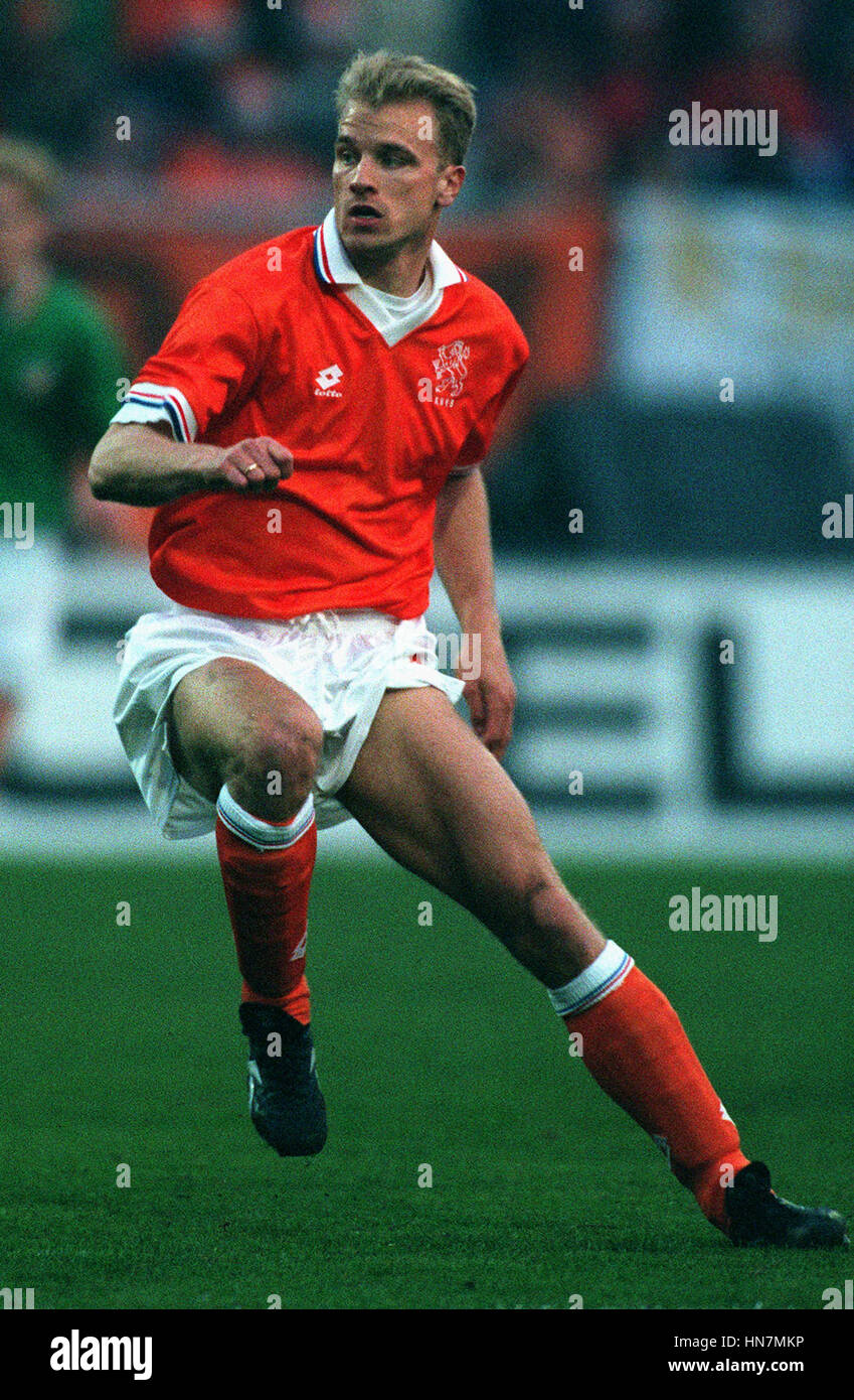 DENNIS BERGKAMP HOLLAND & INTER MILAN FC 27 April 1994 Stock Photo - Alamy