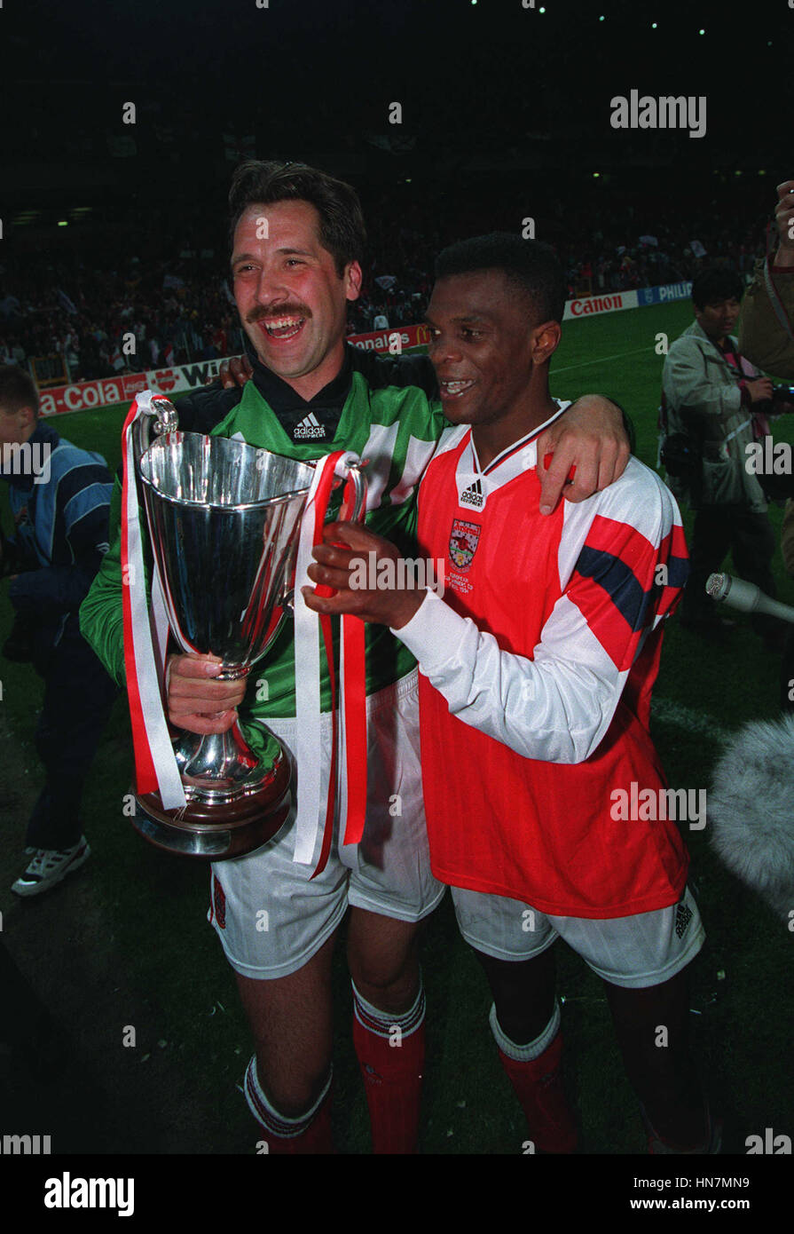 DAVID SEAMAN & PAUL DAVIS WITH CUP WINNERS CUP IN COPENHAGEN 09 May ...