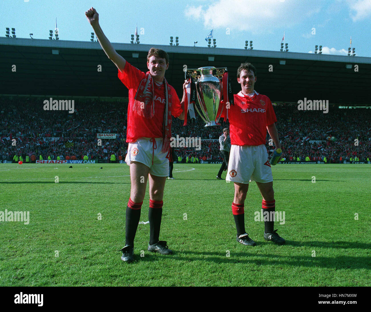 STEVE BRUCE & BRIAN ROBSON WITH PREMIER LEAGUE TROPHY 94 10 June 1994 ...