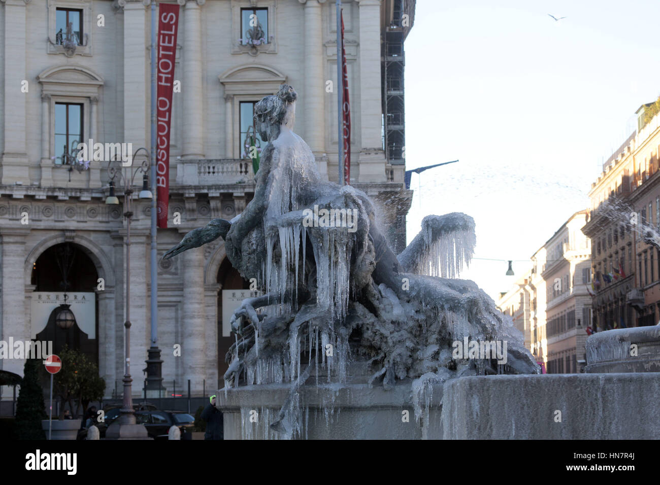 Fountains iced over due to very low temperatures of below -2 in Rome ...