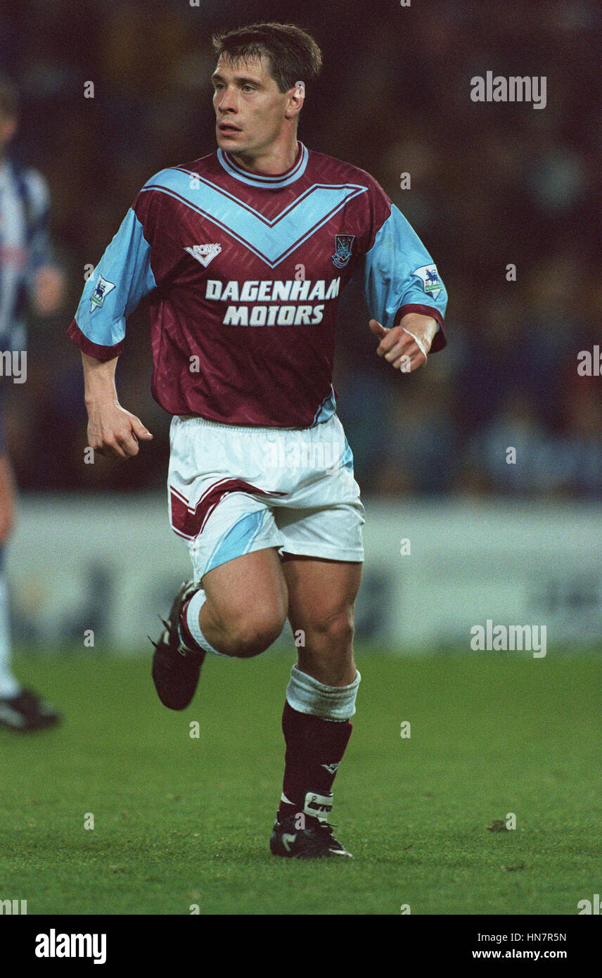 TONY COTTEE WEST HAM UNITED FC 21 November 1994 Stock Photo - Alamy