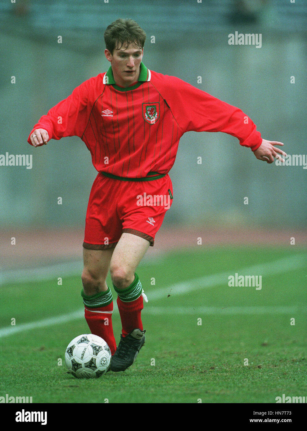 ALAN NEILSON WALES & NEWCASTLE UNITED FC 21 November 1994 Stock Photo ...