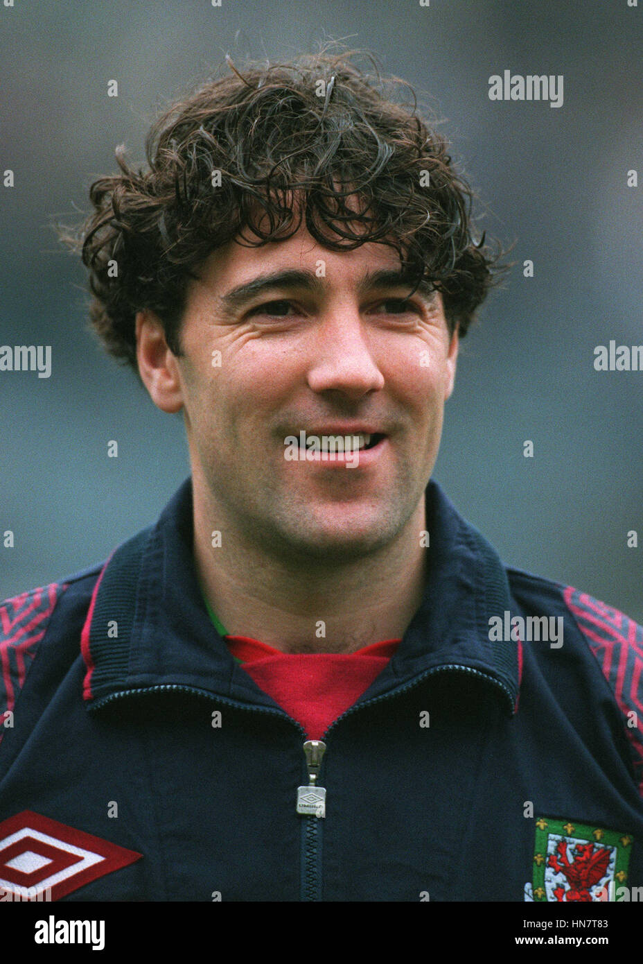 DEAN SAUNDERS WALES & ASTON VILLA FC 21 November 1994 Stock Photo - Alamy
