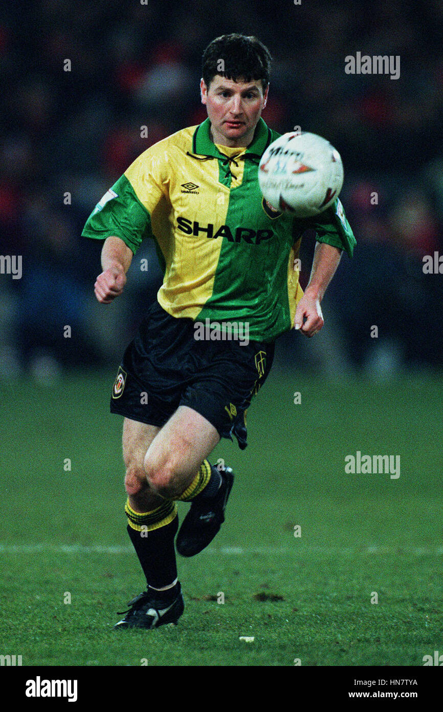 DENIS IRWIN MANCHESTER UNITED FC 21 February 1994 Stock Photo - Alamy