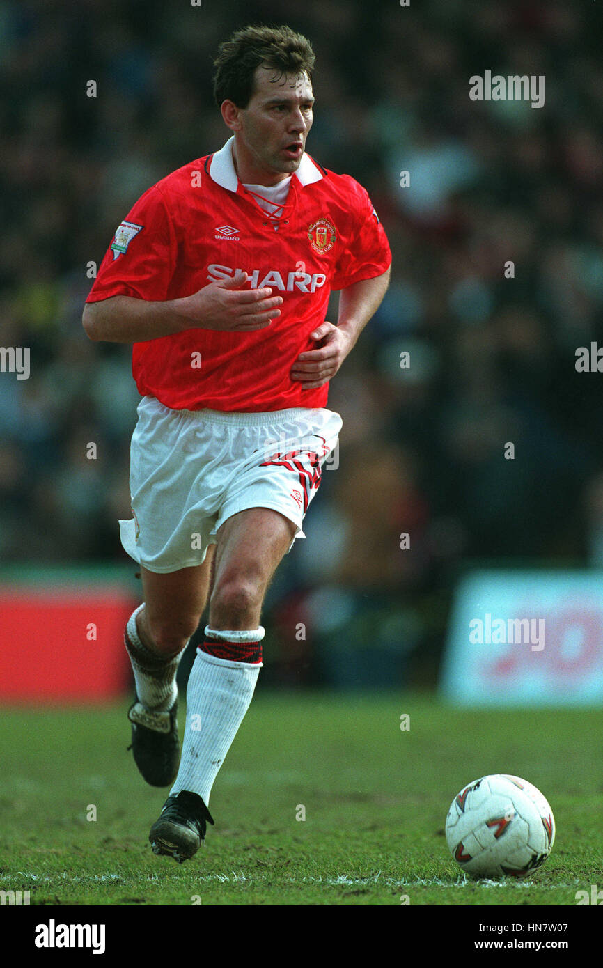 BRYAN ROBSON MANCHESTER UNITED FC 06 April 1994 Stock Photo - Alamy