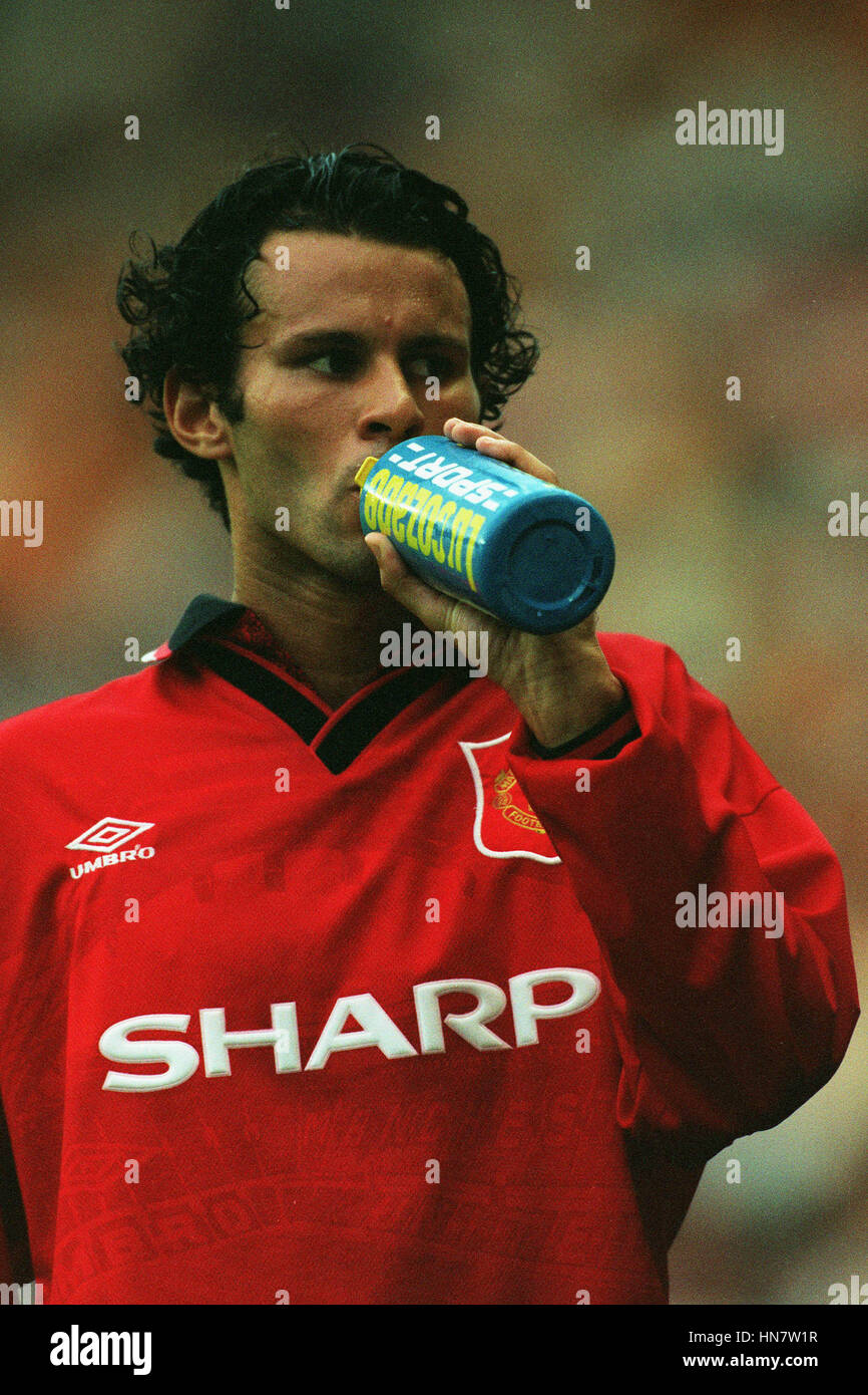 Ryan giggs manchester united 1994 hi-res stock photography and images ...