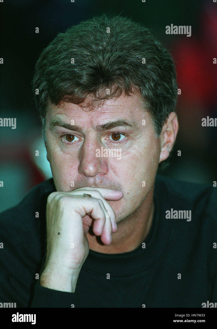 BRIAN KIDD MANCHESTER UNITED ASST.MANAGER 23 August 1994 Stock Photo - Alamy