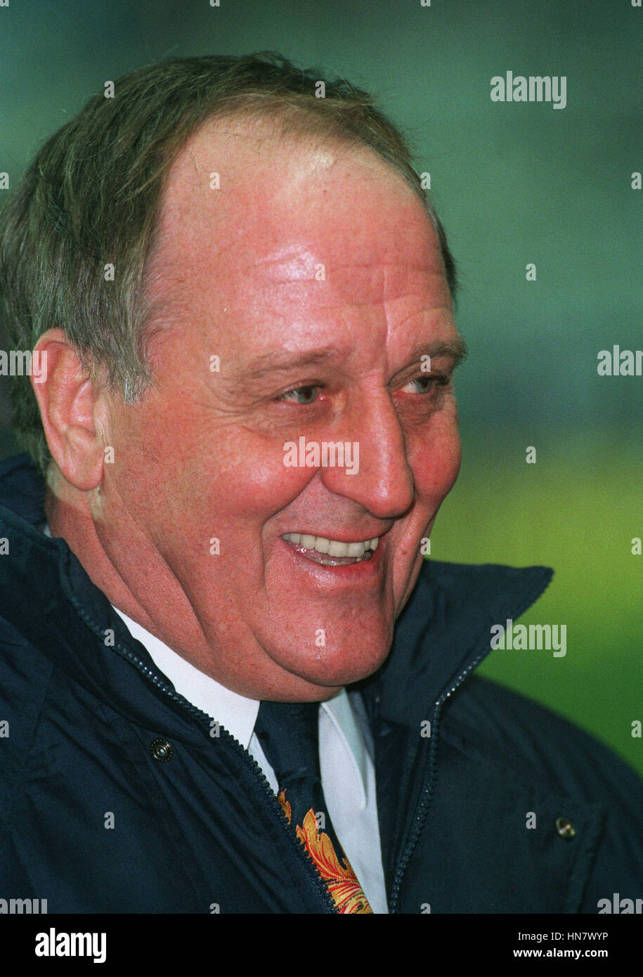MAURICE SETTERS EIRE U21 COACH 16 November 1994 Stock Photo - Alamy