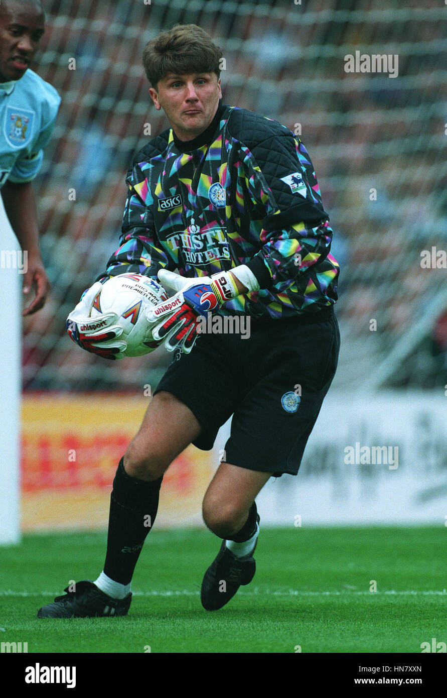 JOHN LUKIC LEEDS UNITED FC 19 September 1994 Stock Photo - Alamy