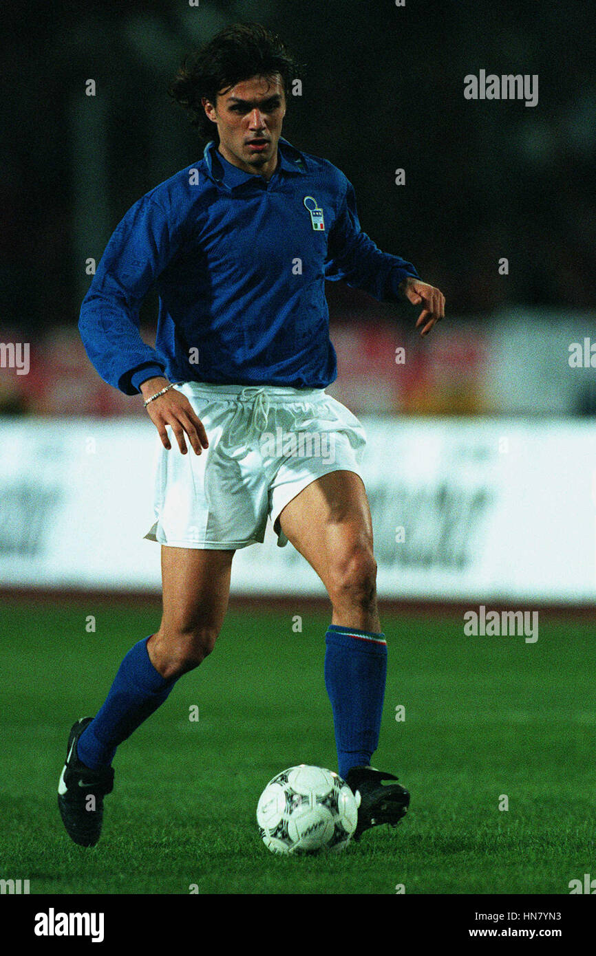 PAOLO MALDINI ITALY & AC MILAN 30 March 1994 Stock Photo - Alamy
