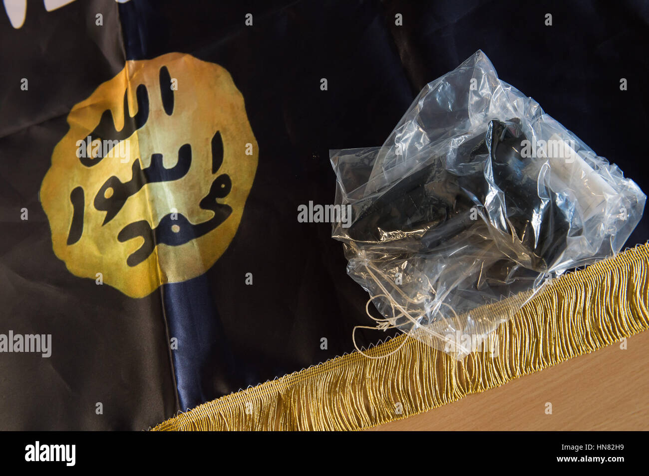 Goettingen, Germany. 09th Feb, 2017. A confiscated gun lies on an IS ...