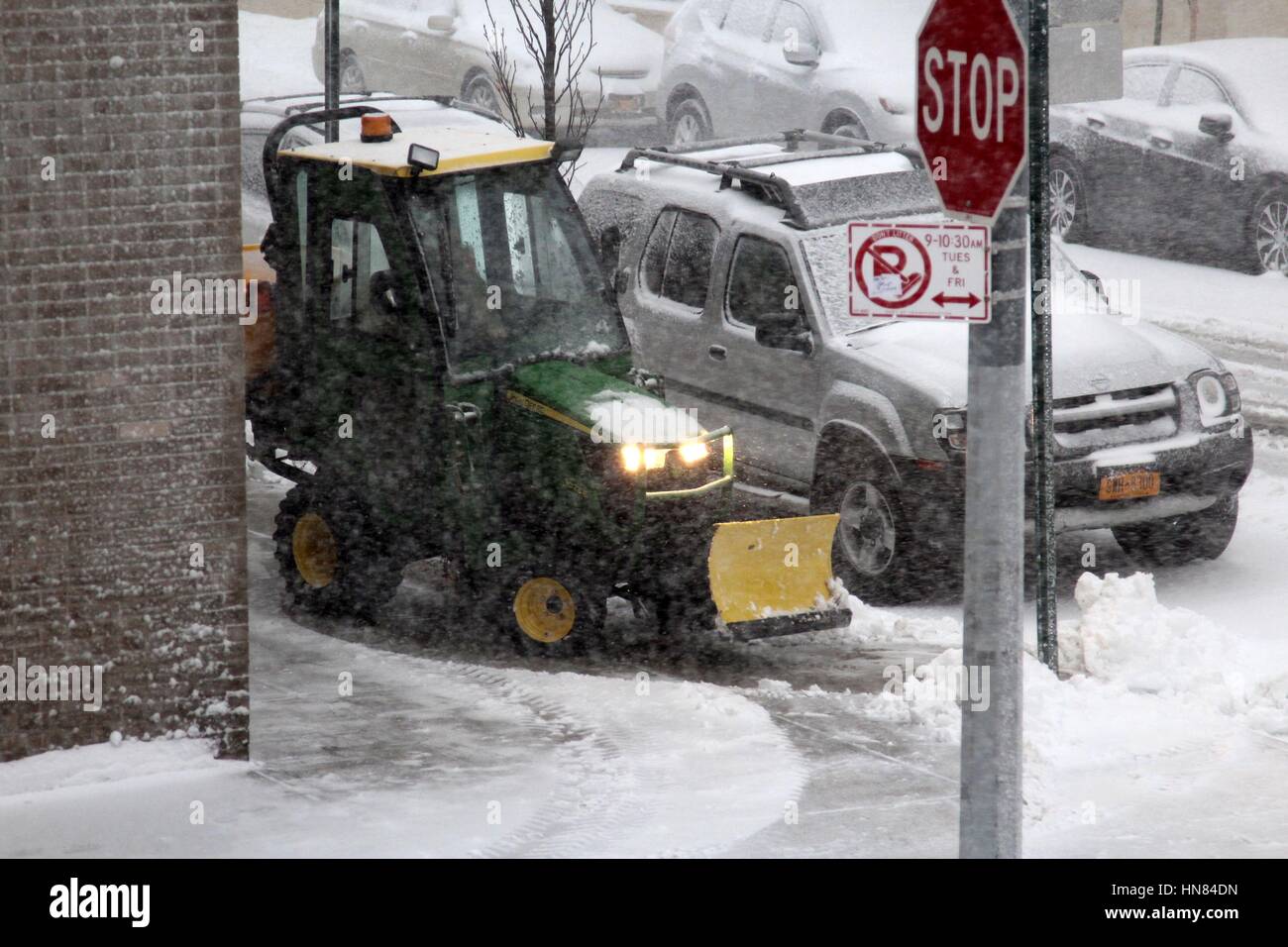 Nyc snow sidewalks hi-res stock photography and images - Alamy