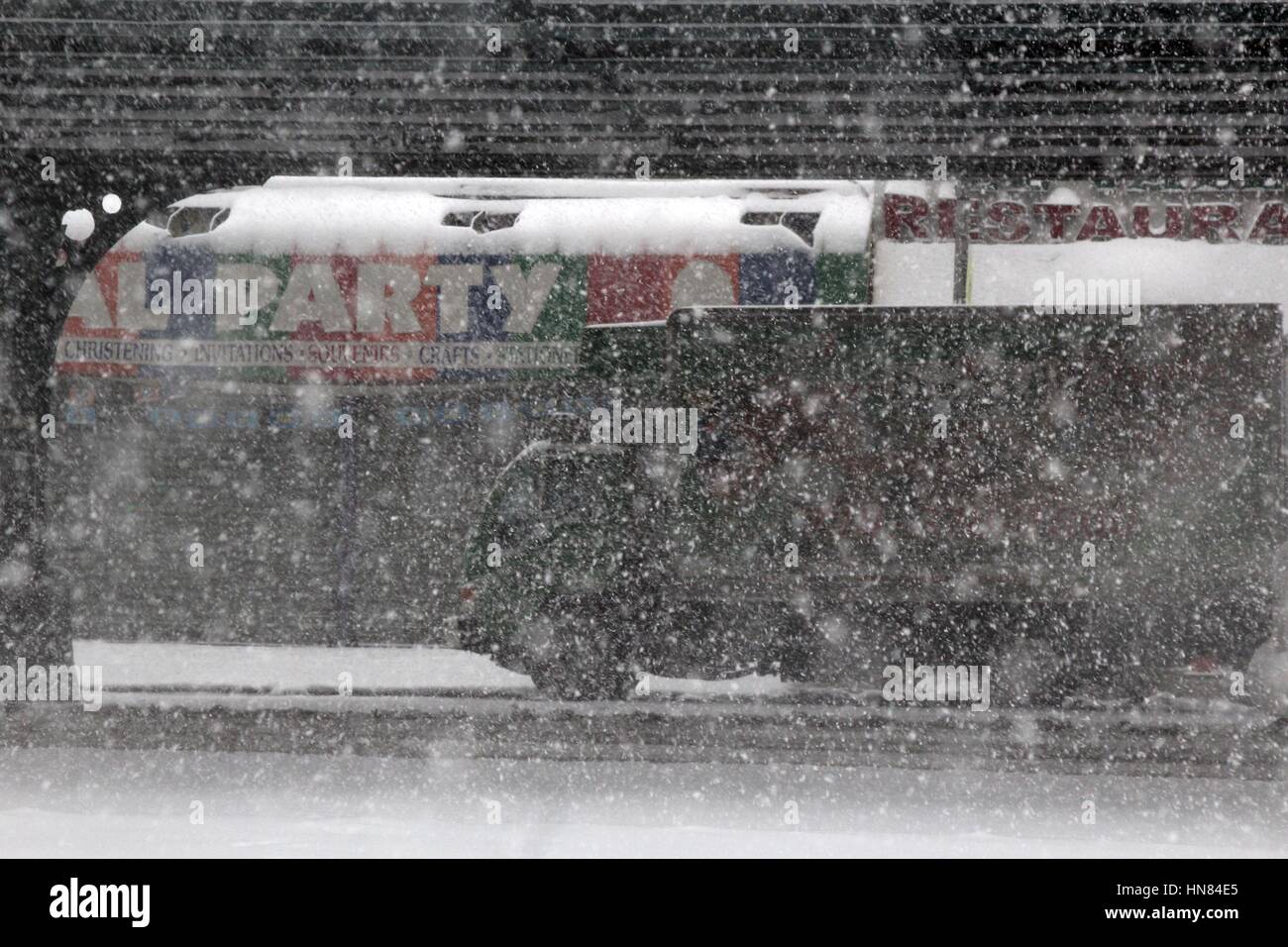 Nyc snow sidewalks hi-res stock photography and images - Alamy