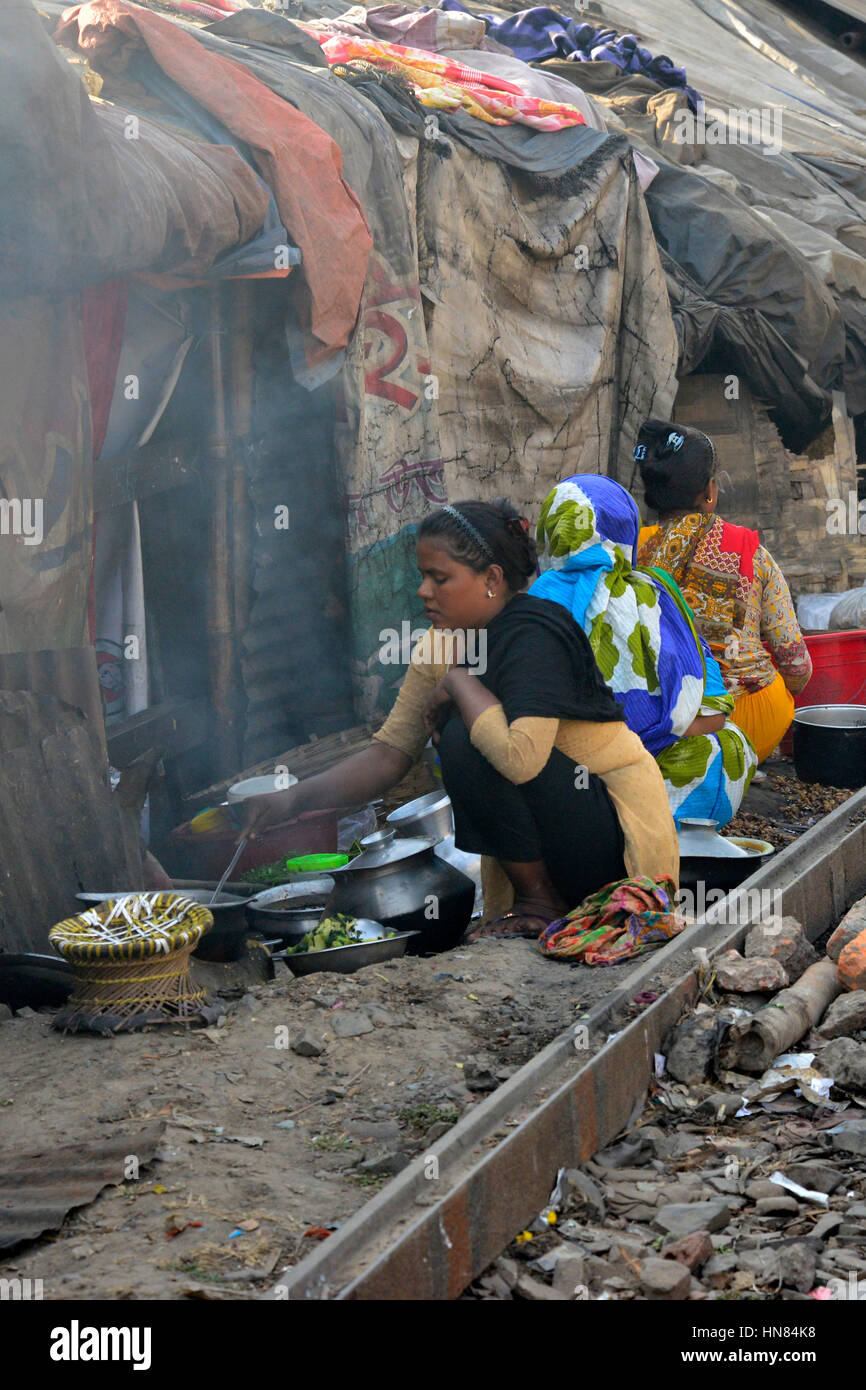 Railway slums of bangladesh hi-res stock photography and images - Alamy