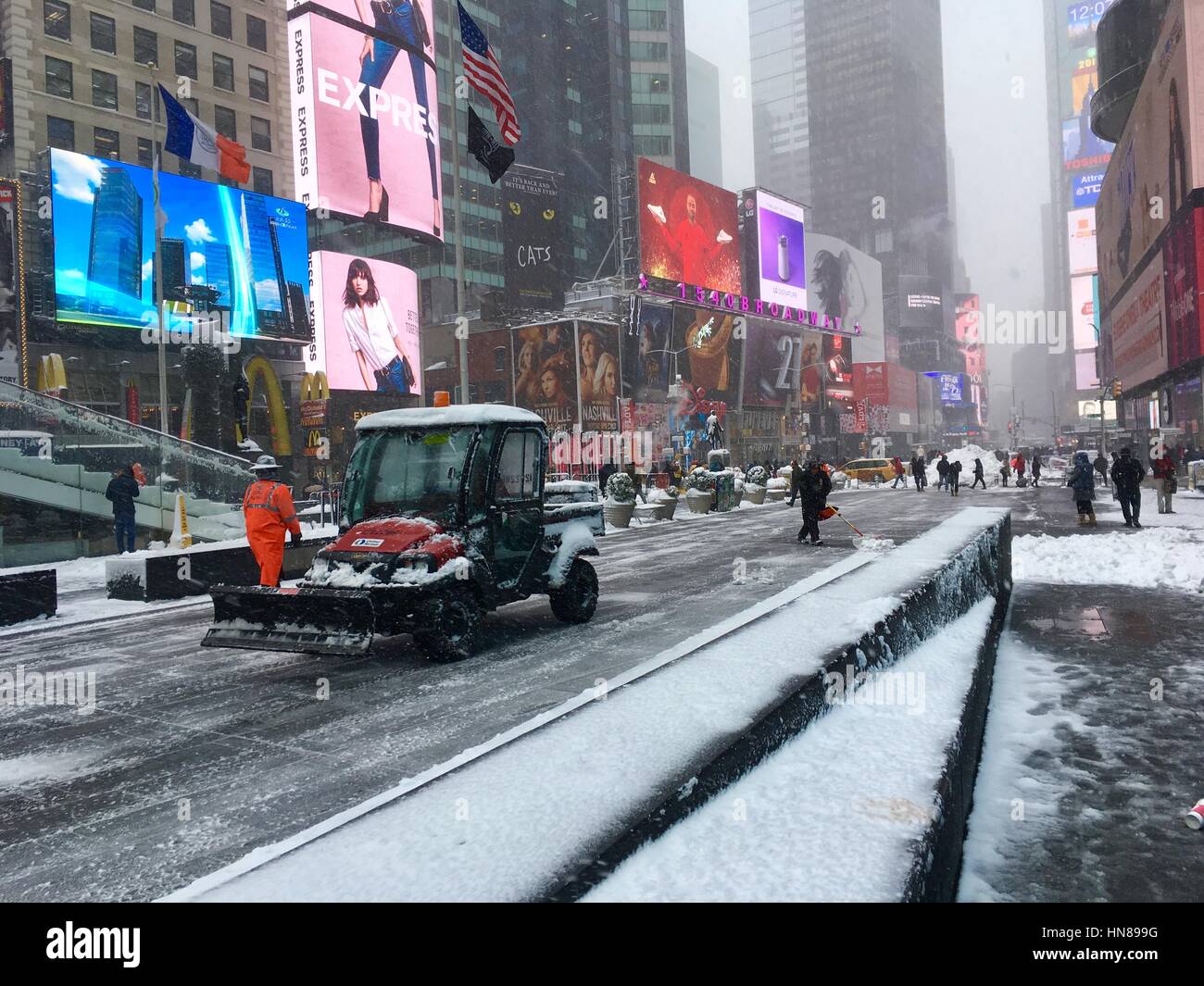 Snow in times square new york city hi-res stock photography and images ...